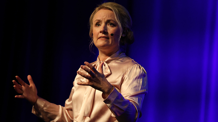 Lev mere, tænk mindre – psykolog Pia Callesen begejstrede publikum i ...